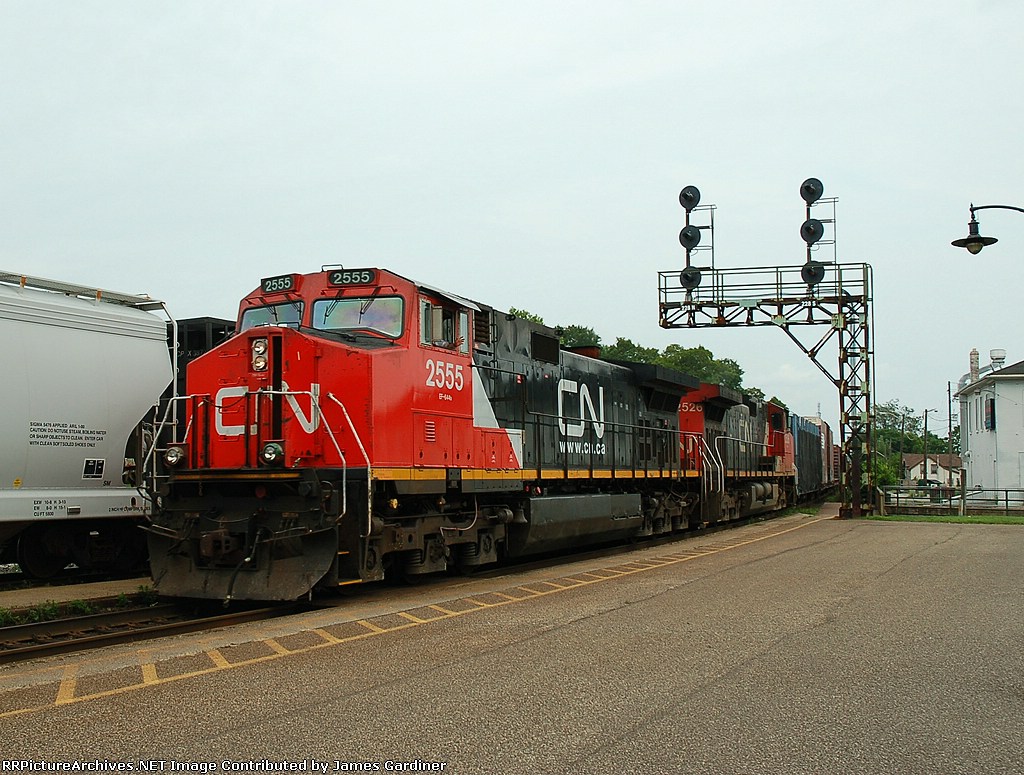 CN 2555 West